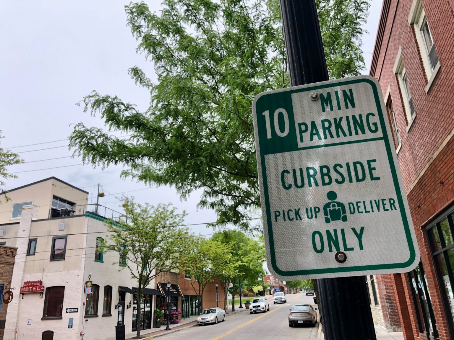 curbside parking signage - Downtown Lee's Summit
